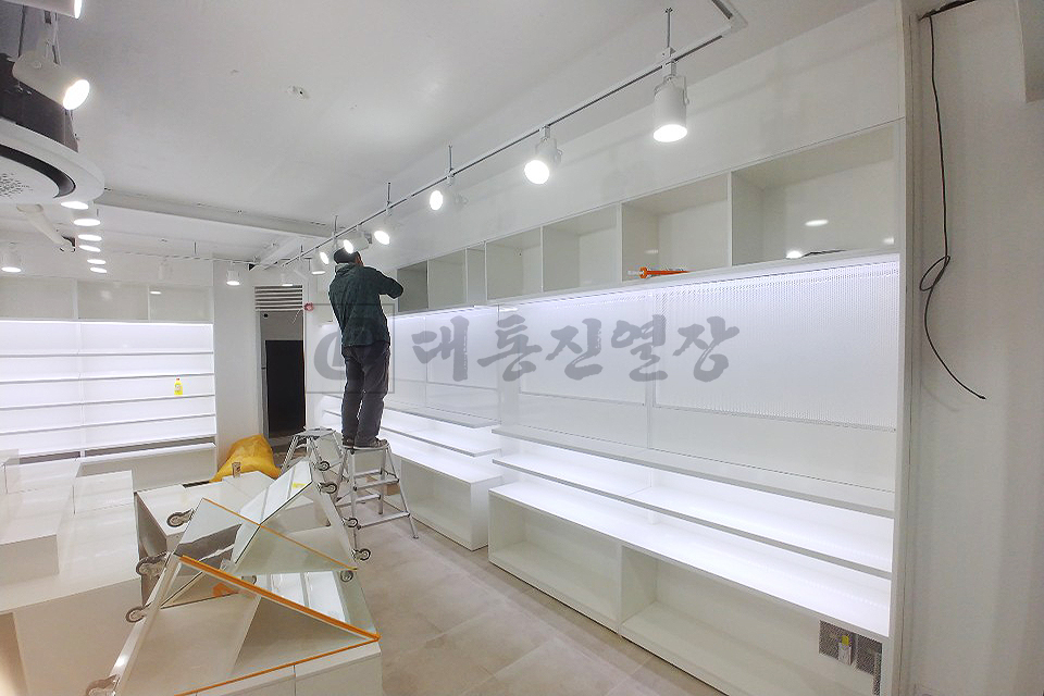 DP96 신발 매장 전체시공 (1541989348) | 대통진열장 - 안내데스크, 진열장,진열대,장식장, 맞춤 제작 전문 업체